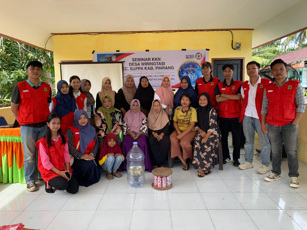 Jaga Lingkungan Pesisir, Mahasiswa KKN Unhas Berikan Pelatihan Pembuatan Ecobrick ke Masyarakat ...